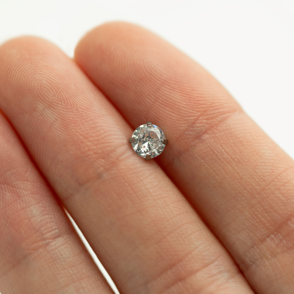 Majestātisks dermal uzgalis ar lielu kristālu